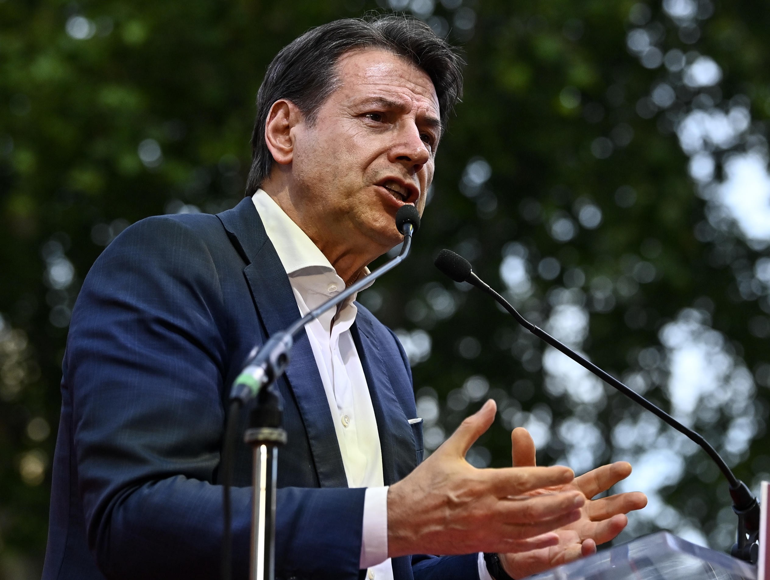 Elly e il Pd sudditi di Conte: che triste fine - Radio Libertà