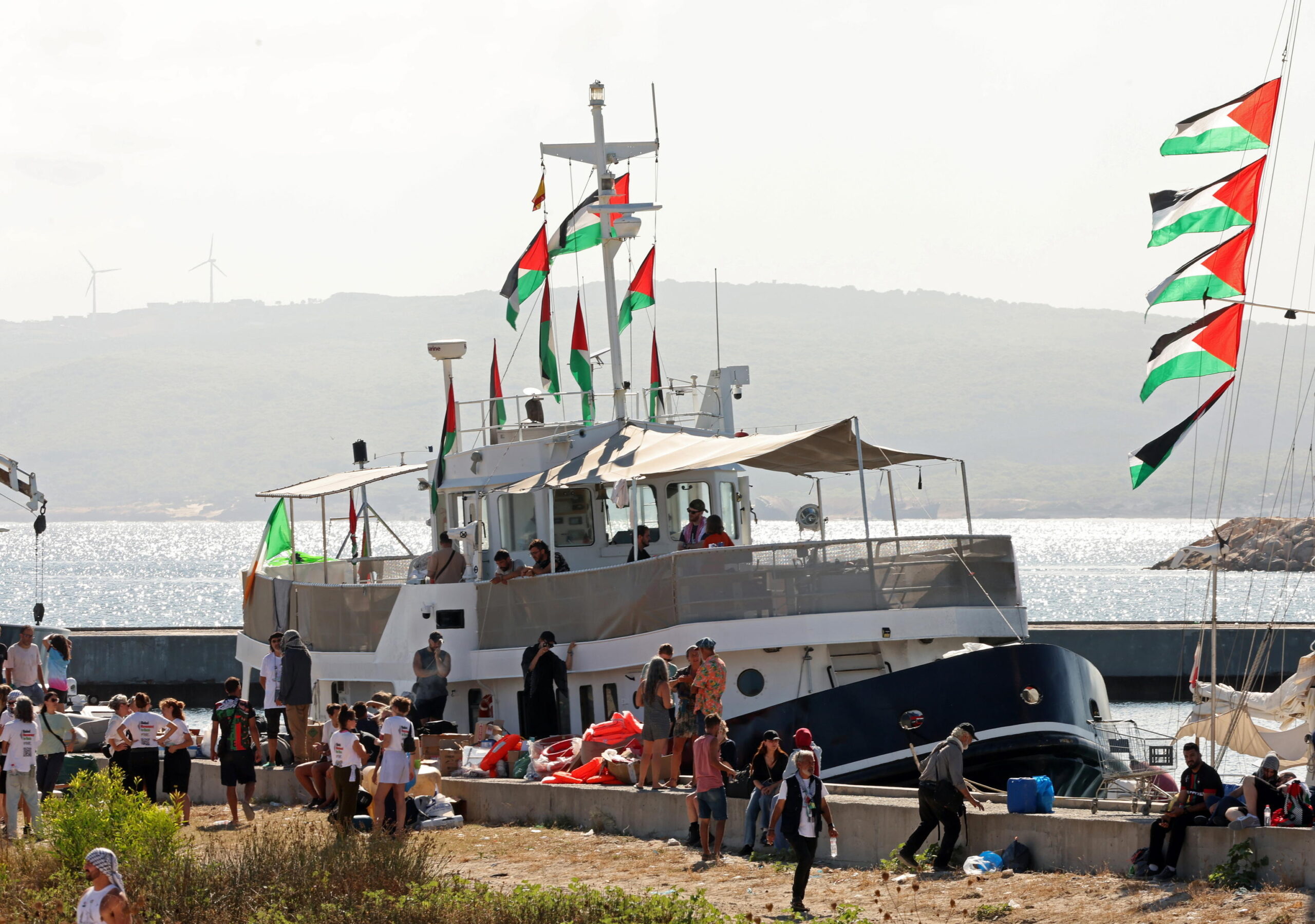 La rivelazione del camallo: "La Flotilla era solo tutta scena" - Radio ...